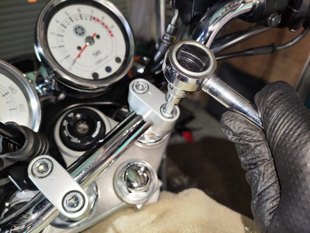 【SR400】ハンドルバーの角度調整作業手順を解説｜SRメモブログ